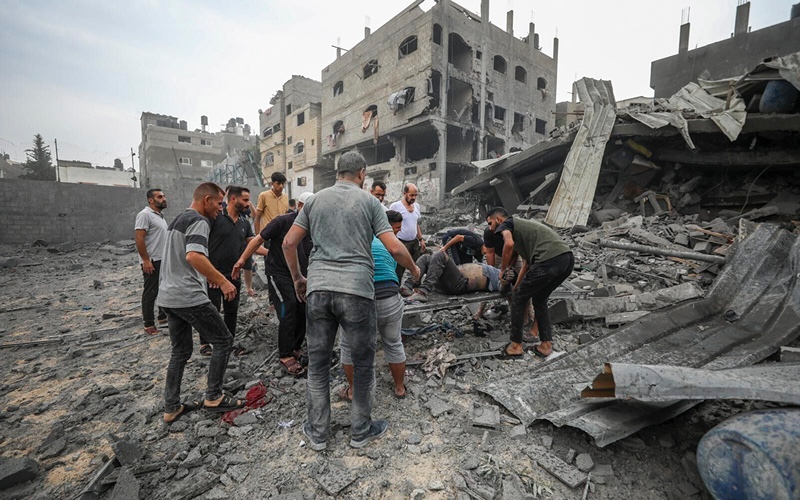 Hamas releases two American hostages, Israeli attacks continue on Gaza ...